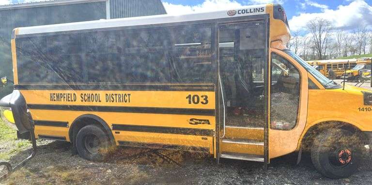 (1) 2014 CHEVROLET EXPRESS 4500 COLLINS SMALL SCHOOL BUS Located in MCCLELLANDTOWN, PA - Mathies ...