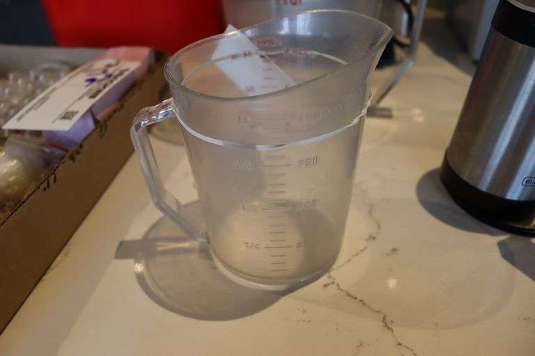 All to go - 3 acrylic measuring pitchers - Backes Commercial Auctioneers