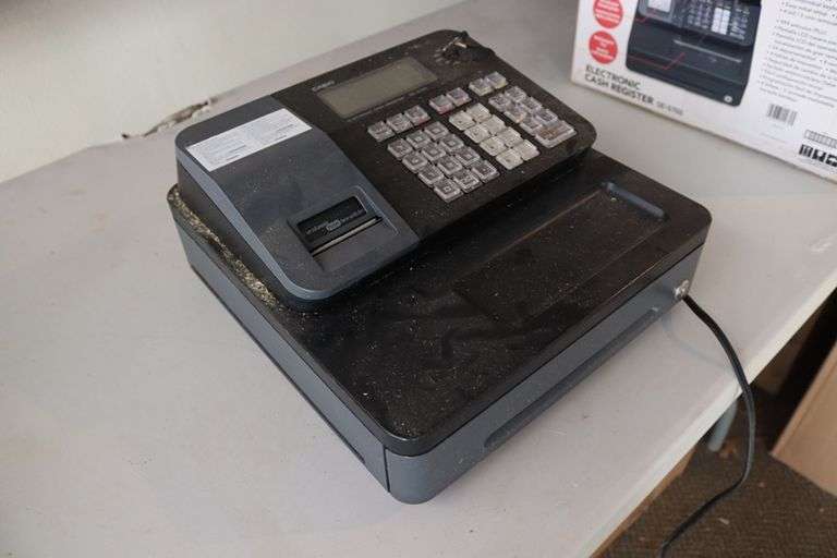 Casio SE-S700 cash register with key - Backes Commercial Auctioneers