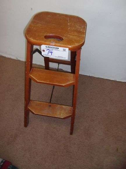Primitive wood step stool - Backes Commercial Auctioneers