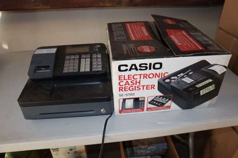 Casio SE-S700 cash register with key - Backes Commercial Auctioneers
