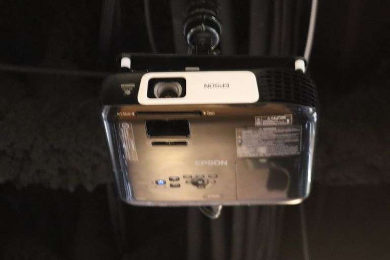 Epson EX9210 projector with ceiling mount bracket & Elite 8' pull down ...