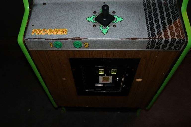 1981 Sega/Gremlin Frogger arcade game - accepts tokens - works properly ...