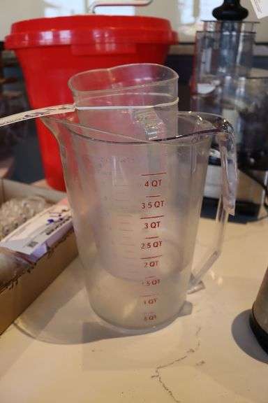 All to go - 3 acrylic measuring pitchers - Backes Commercial Auctioneers
