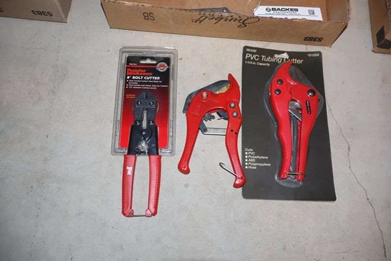 Box to go - Tubing cutters & vice grips - Backes Commercial Auctioneers