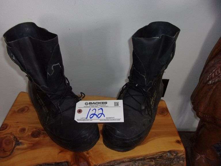 Flight boots - Backes Commercial Auctioneers