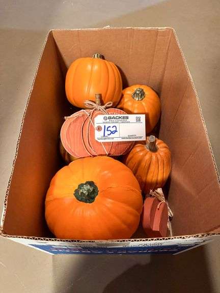 Box of pumpkins - Backes Commercial Auctioneers