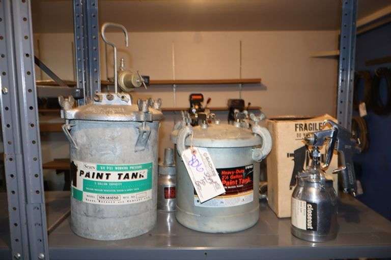 Shelf to go - Paint pressure pots & cup gun - Backes Commercial Auctioneers