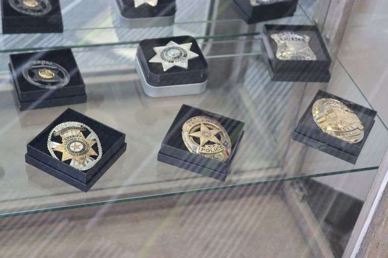 Shelf to go - Assorted Fire & police badges - Backes Commercial Auctioneers