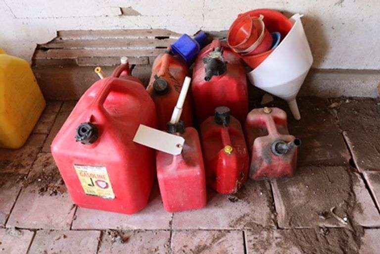 All to go - assorted gas cans - Backes Commercial Auctioneers