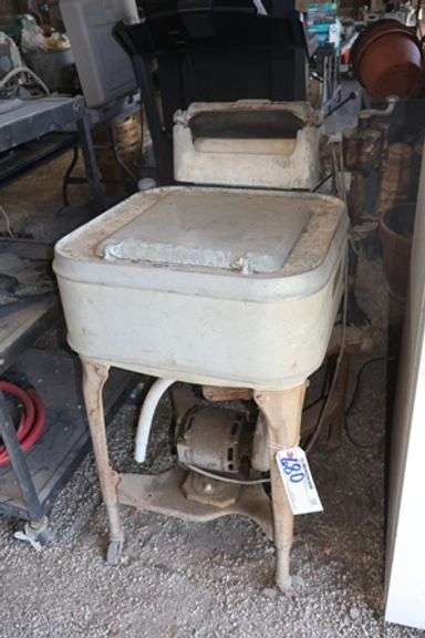 Maytag vintage washing machine with ringer - Backes Commercial Auctioneers