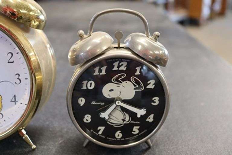 Times 2 - Mickey & Snoopy desk clocks - Backes Commercial Auctioneers