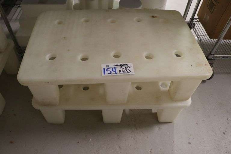 Times 2 - 21" x 33" Poly dunnage racks - Backes Commercial Auctioneers