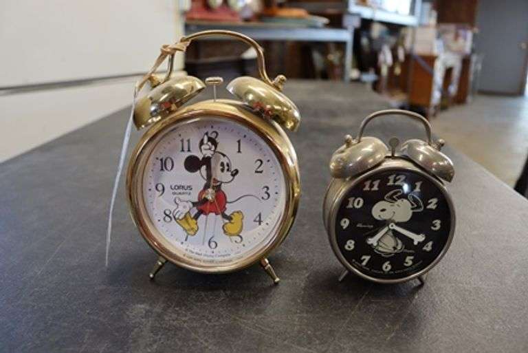 Times 2 - Mickey & Snoopy desk clocks - Backes Commercial Auctioneers