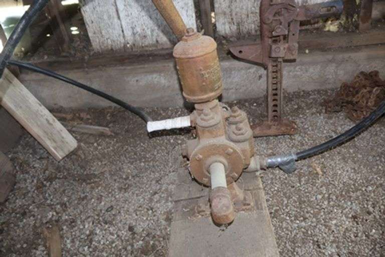 Antique hand operated water pump - Backes Commercial Auctioneers
