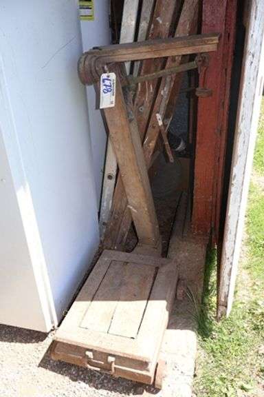 Howe vintage platform scale - Backes Commercial Auctioneers