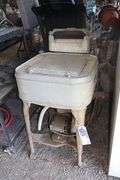 Maytag vintage washing machine with ringer - Backes Commercial Auctioneers