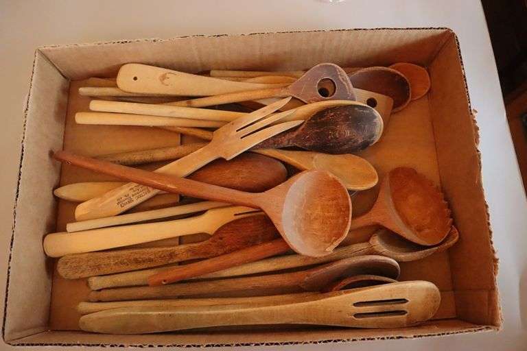 Box to go - wooden kitchen utensils - Backes Commercial Auctioneers