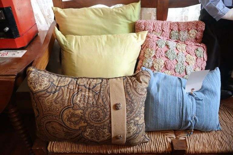 All to go - assorted throw pillows - Backes Commercial Auctioneers
