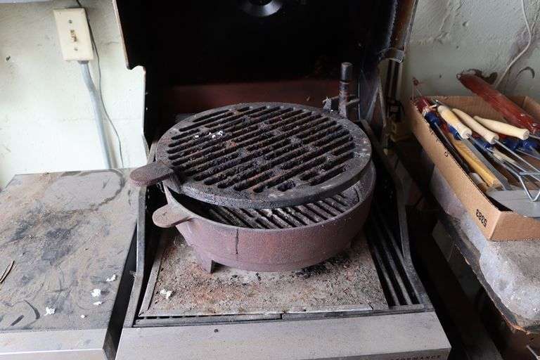 Charbroil portable stainless LP grill - Backes Commercial Auctioneers