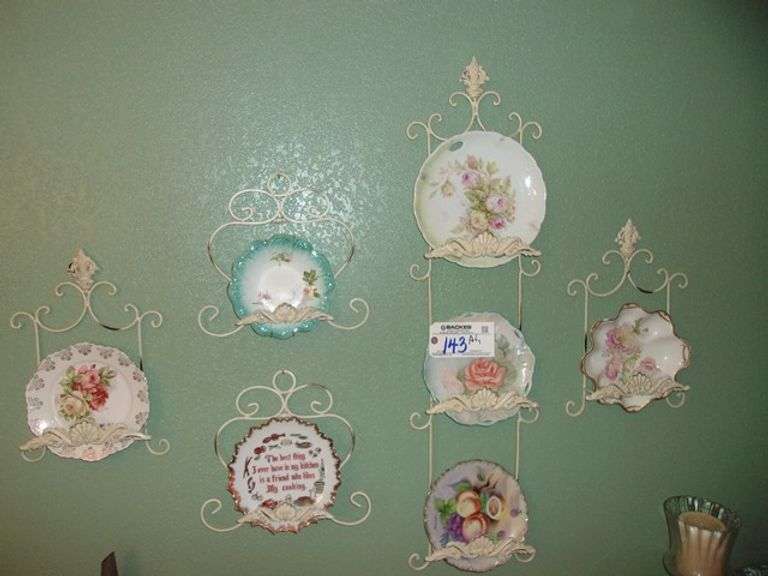 All to go plates and hangers - Backes Commercial Auctioneers