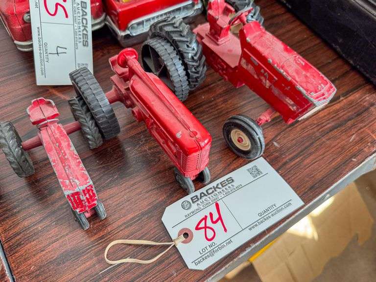 3 Internation toy tractors - Backes Commercial Auctioneers