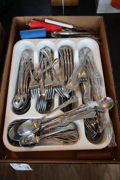 Box flat to go - Assorted silverware - Backes Commercial Auctioneers