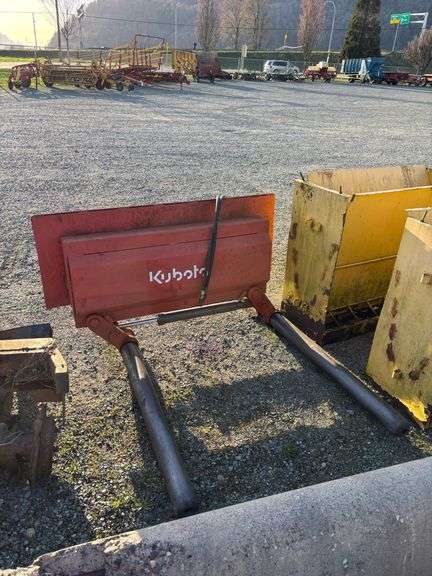 Kubota Round Bale Handler/Squeeze - Beekman Auctions Ltd