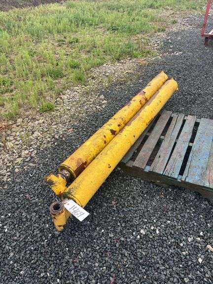 2 Large Hydraulic Cylinders - Beekman Auctions Ltd