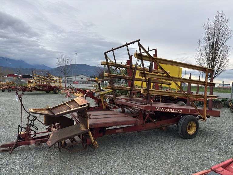 New Holland Stack Liner 1002 - Beekman Auctions Ltd