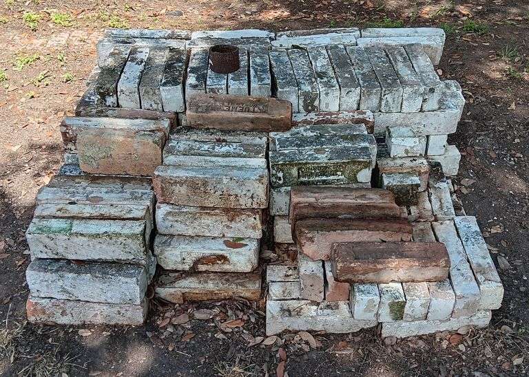 200+ Bricks - ELCO Auctions