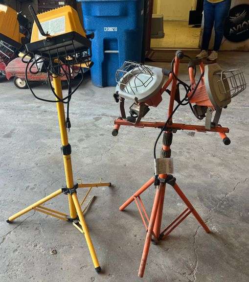 (2) HDX 1200 Watt Halogen Tripod Work Lights, Both Do Work, 2 times the ...