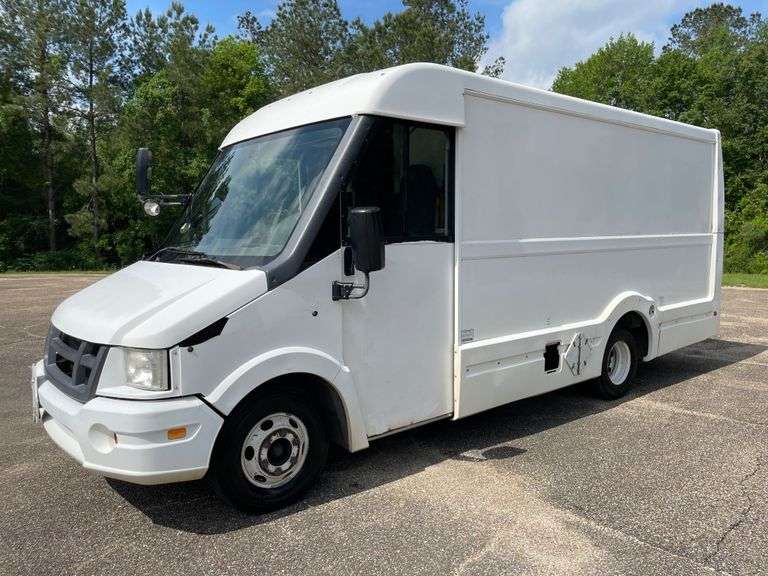 2013 Isuzu Reach Utility Cargo Step Van (218,160 Miles) - JJ Merchant LLC