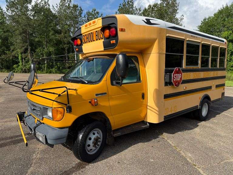 2006 Ford E-450 Short Bus (165,514 Miles) - JJ Merchant