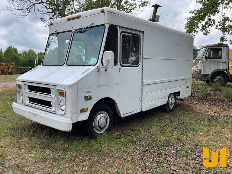 1982 CHEVROLET P - SERIES SINGLE AXLE VAN TRUCK VIN: 1GCFP22J8C3320449 ...