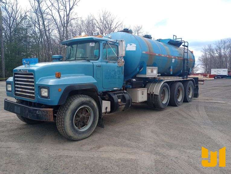 1999 MACK RD600 VIN: 1M3P114K8XM001985 T/A TANK TRUCK - Jeff Martin Auctioneers, Inc.