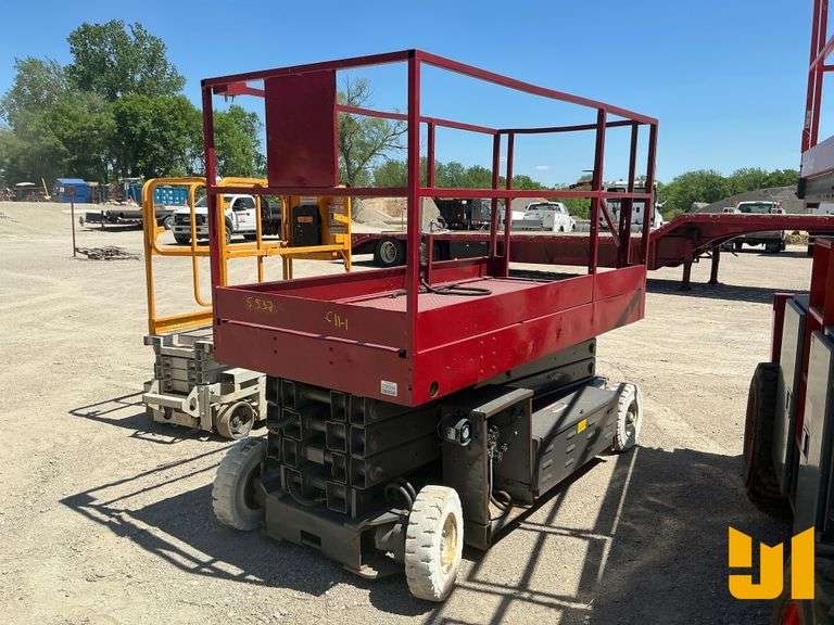 MEC 2548 SCISSOR LIFT SN: 7000300 - Jeff Martin Auctioneers, Inc.