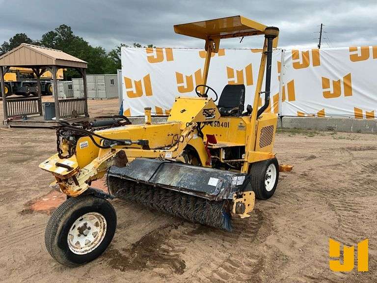 TERRAMITE TSS36 BROOM SN: 20150401 - Jeff Martin Auctioneers, Inc.