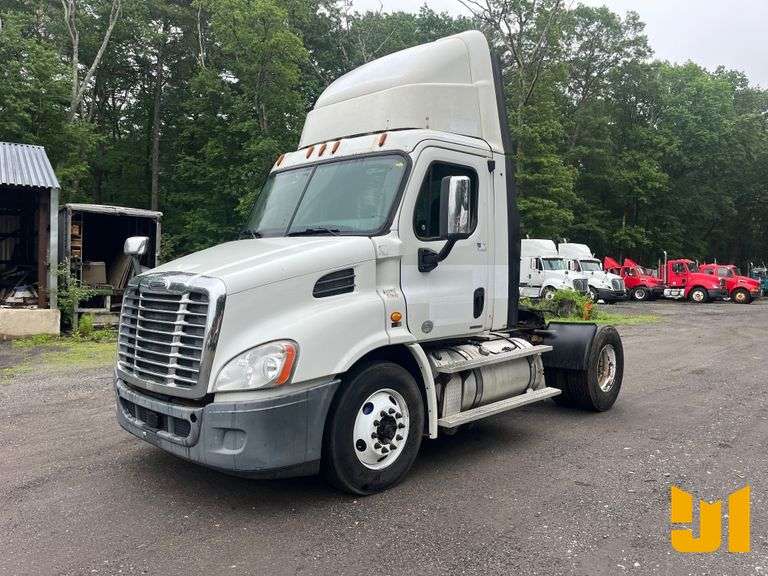 FREIGHTLINER SINGLE AXLE DAY CAB TRUCK TRACTOR - Jeff Martin ...