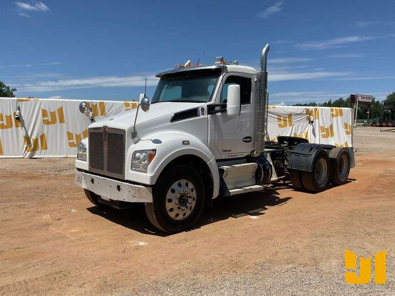 2020 KENWORTH T880 TANDEM AXLE DAY CAB TRUCK TRACTOR
