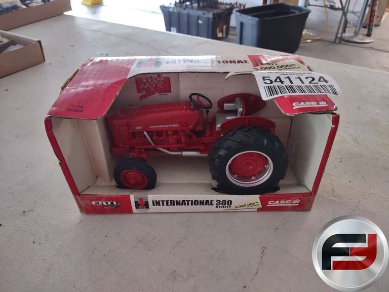 ERTL CASE INTERNATIONAL 300 UTILITY TRACTOR 1:16 SCALE - Freije ...