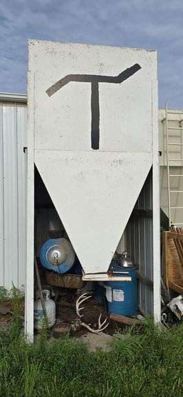 KWF Bulk 3-ton bucket Bin - Johnson Auction