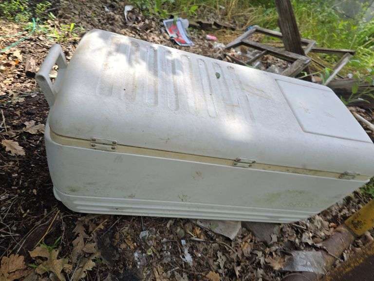 LG. Igloo Cooler, sit outside, rusty on inside, good bait cooler ...