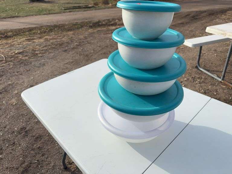 Plastic mixing/tupperware bowls - Ruhter Auction & Realty, Inc.