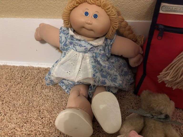 Cabbage patch dolls with clothing - Ruhter Auction & Realty, Inc.