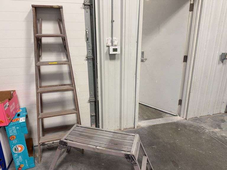 Step ladder, wooden ladder - Ruhter Auction & Realty, Inc.