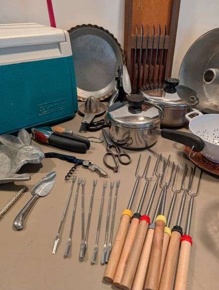 Let's cook. Variety of kitchen items - BidSells