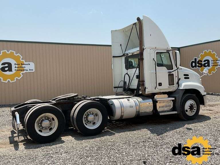 2013 Mack CXU (Pinnacle) Day Cab Truck Tractor - Don Smock Auction Company