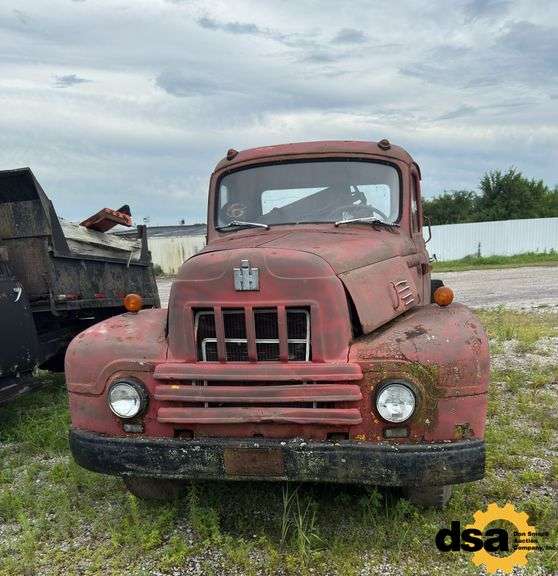 International R185 Cab & Chassis Truck - Don Smock Auction Company