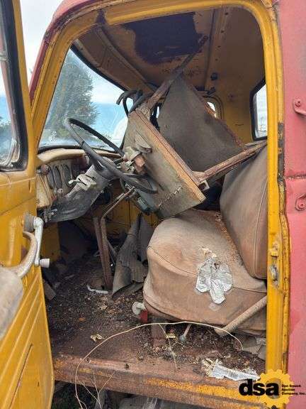 International R185 Cab & Chassis Truck - Don Smock Auction Company